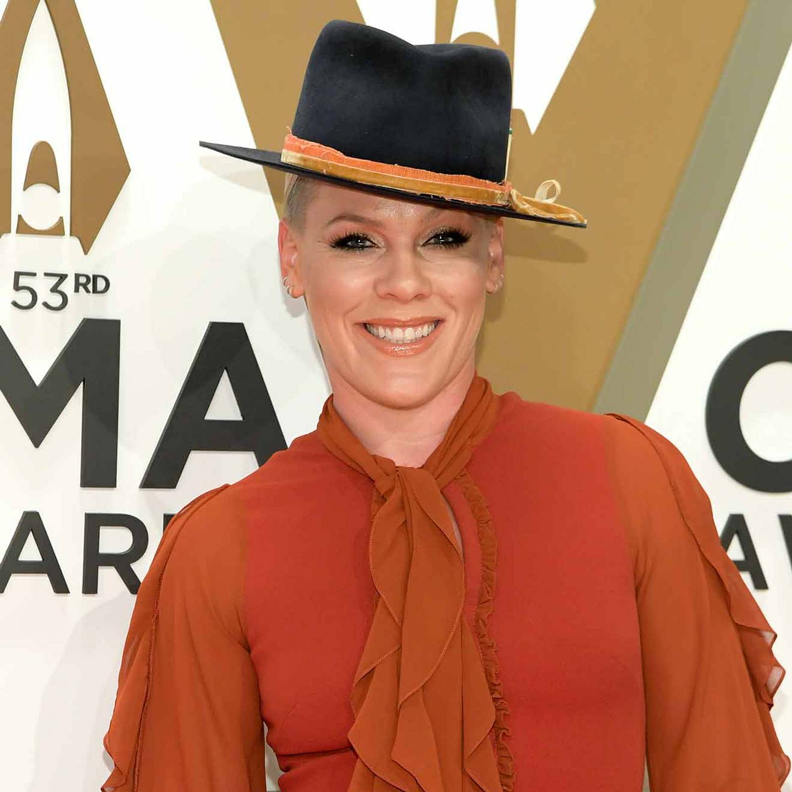 Pink | Brände in Australien: So viel Geld haben die Stars gespendet | BRAVO