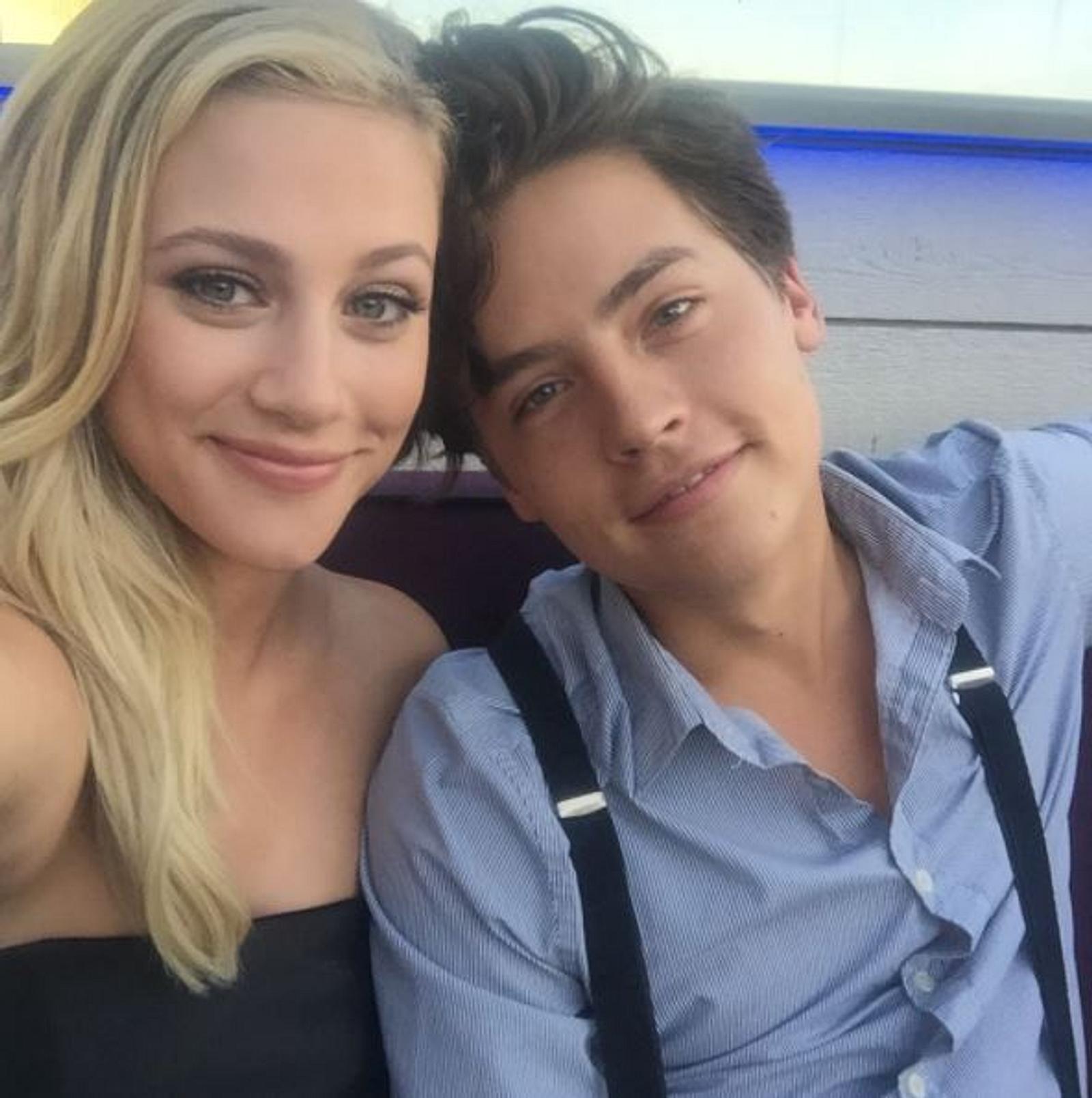 Sind die Riverdale-Stars Cole Sprouse und Lili Reinhart ein Paar? | BRAVO