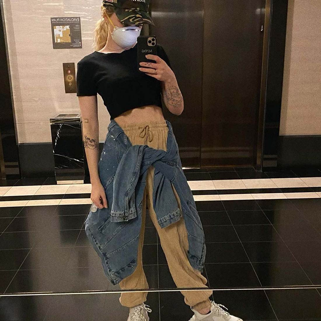 Dove Cameron im Boyfriend-Look | Die coolsten Corona-Outfits der Stars ...