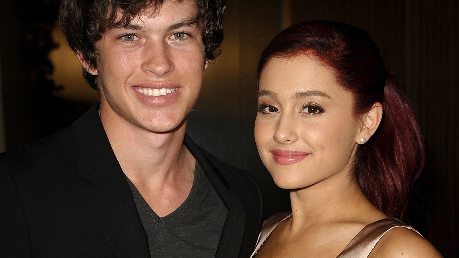 Ariana Grande En Graham Phillips Kussen Elkaar Bouquet Singles