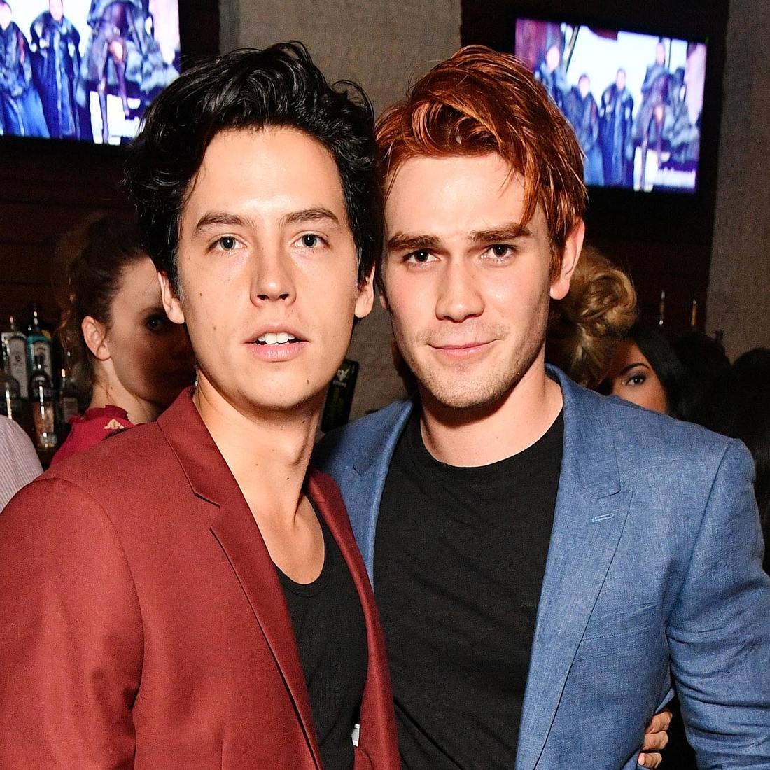 Serien-Stars privat befreundet: KJ Apa & Cole Sprouse | Diese Serien ...
