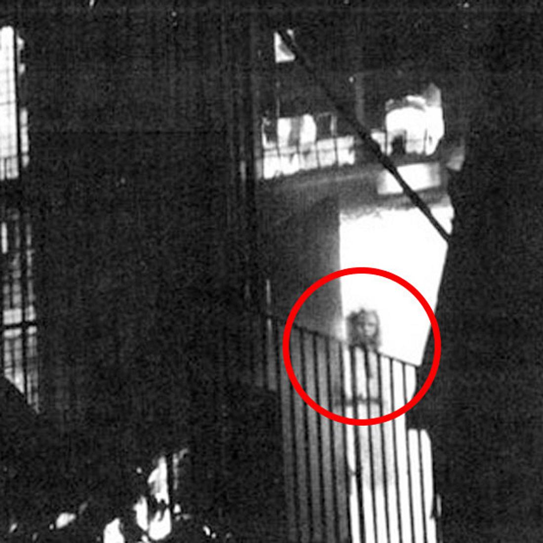 Geist fotografiert: Schaut das "brennende Geistermädchen" zu den ...