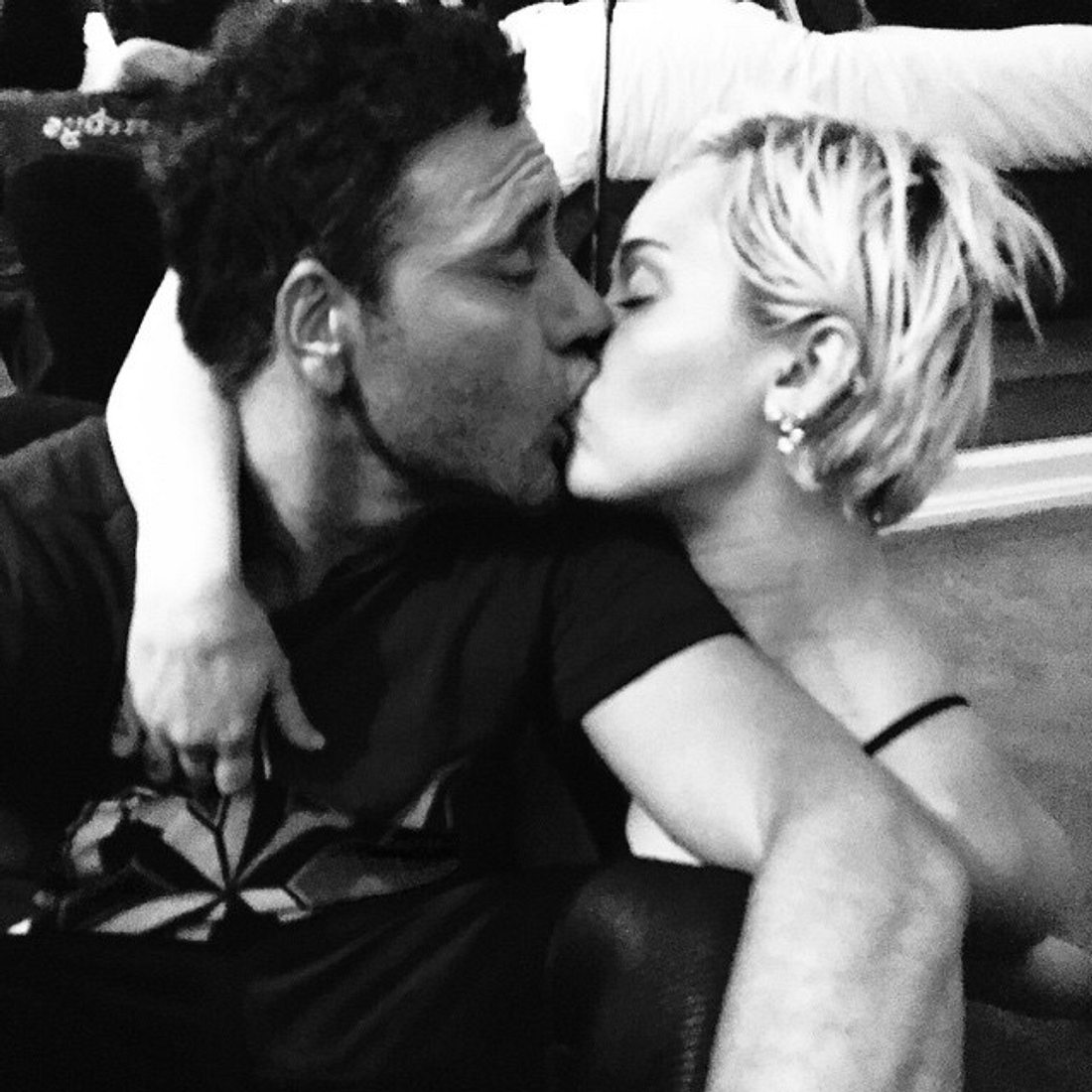 Miley Cyrus Bilder: Heiße Kussbilder! | Miley Cyrus Bilder: Die XXL ... Miley Cyrus Bilder: Heiße Kussbilder! | Miley Cyrus Bilder: Die XXL ...