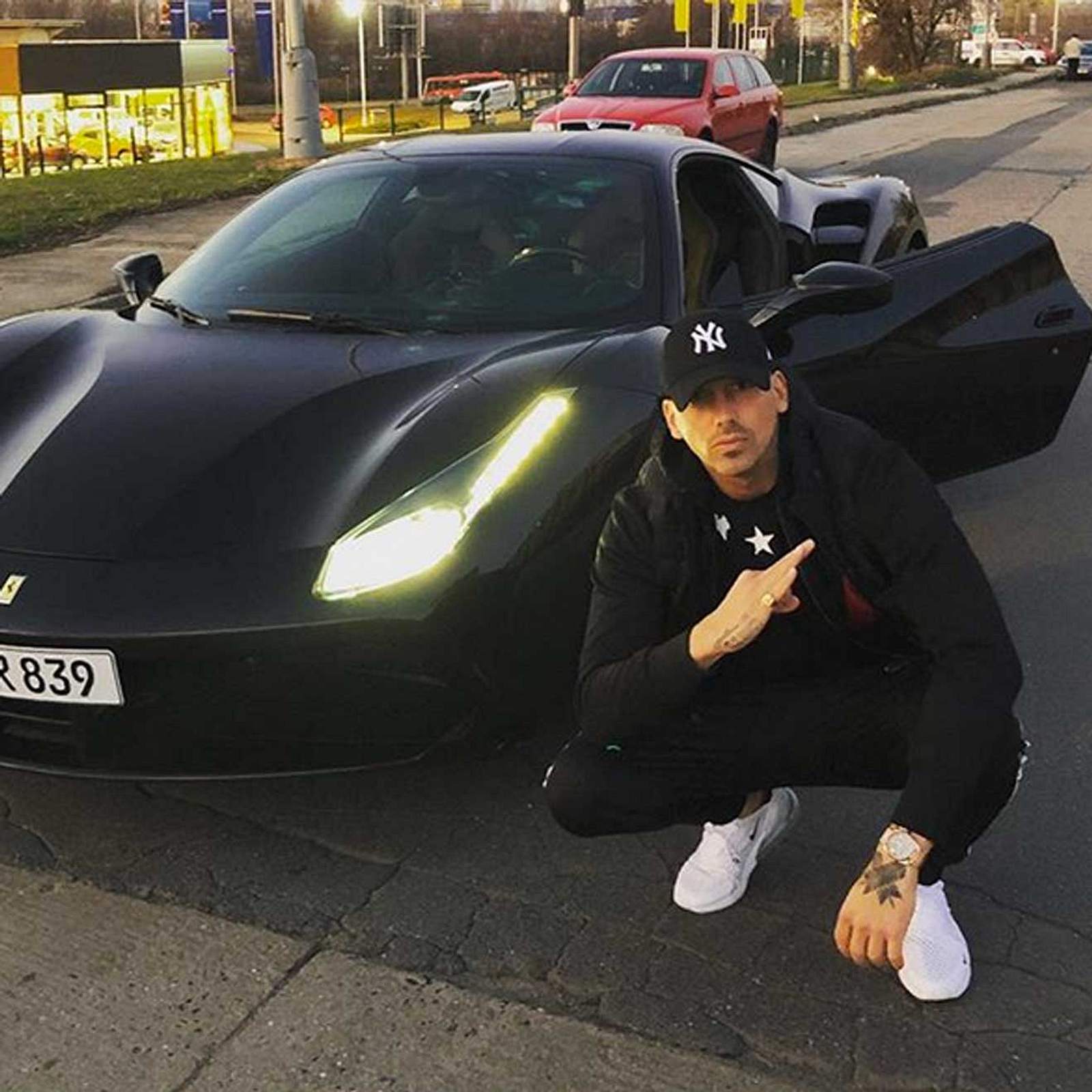 Rapper RAF Camora neben seinem neuen Wagen | So viel geben Stars und ...